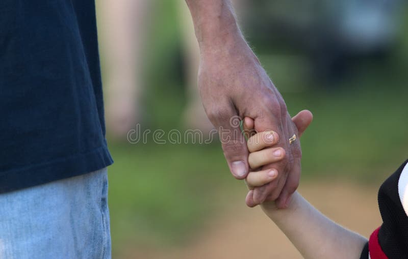 Hand Des Vaterholding-Sohns Stockbild - Bild von erwachsener, zicklein ...