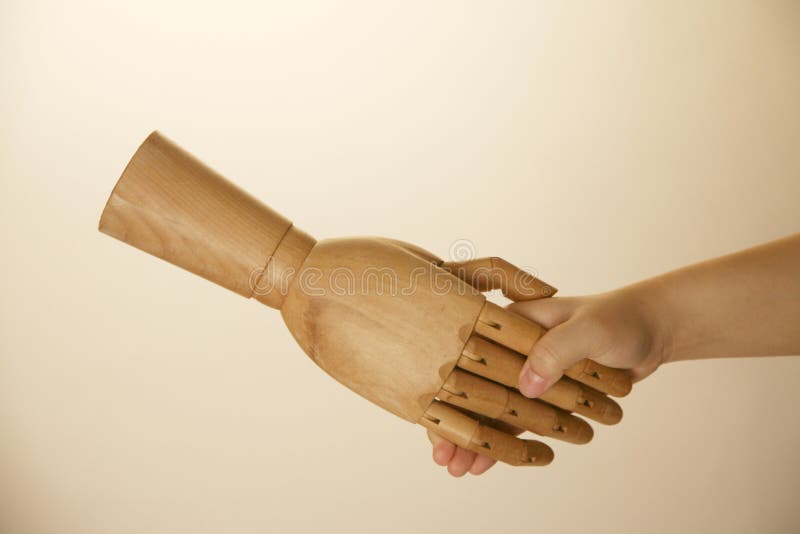 Een Hand Die Een Houten Hand Schudt Stock Afbeelding - Image of schok ...