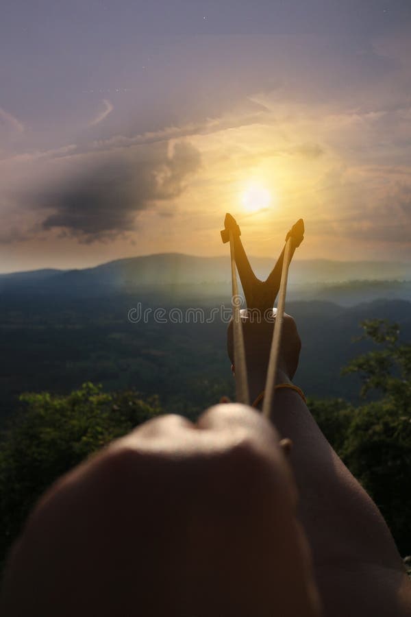Hand, die Katapult zieht stockfoto. Bild von holz, hand - 63436610