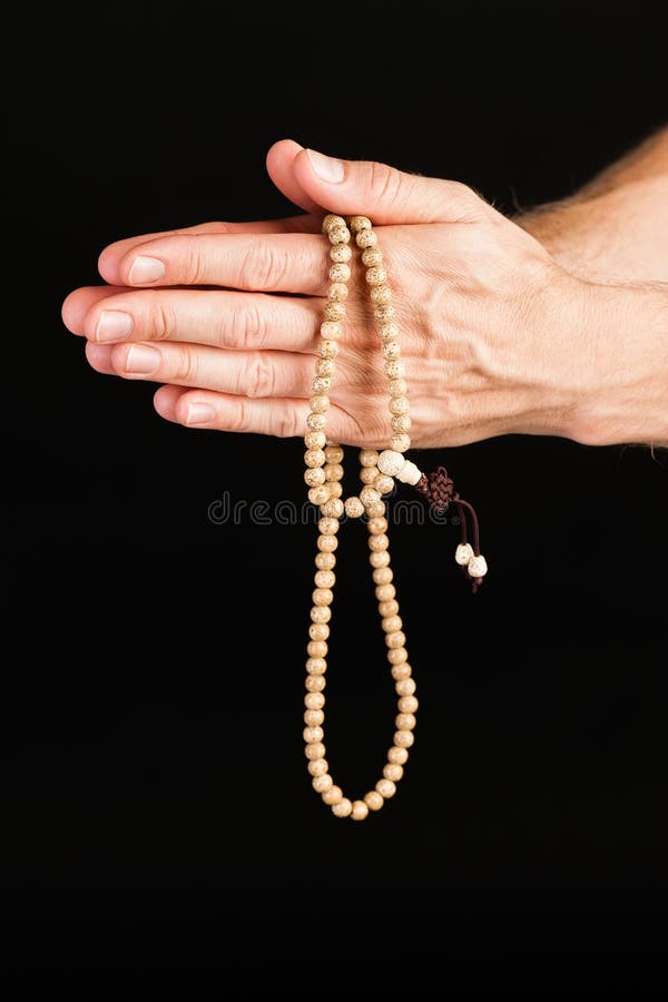 Hand Die Met Ketting Bidden Stock Foto - Image of kaukasisch ...