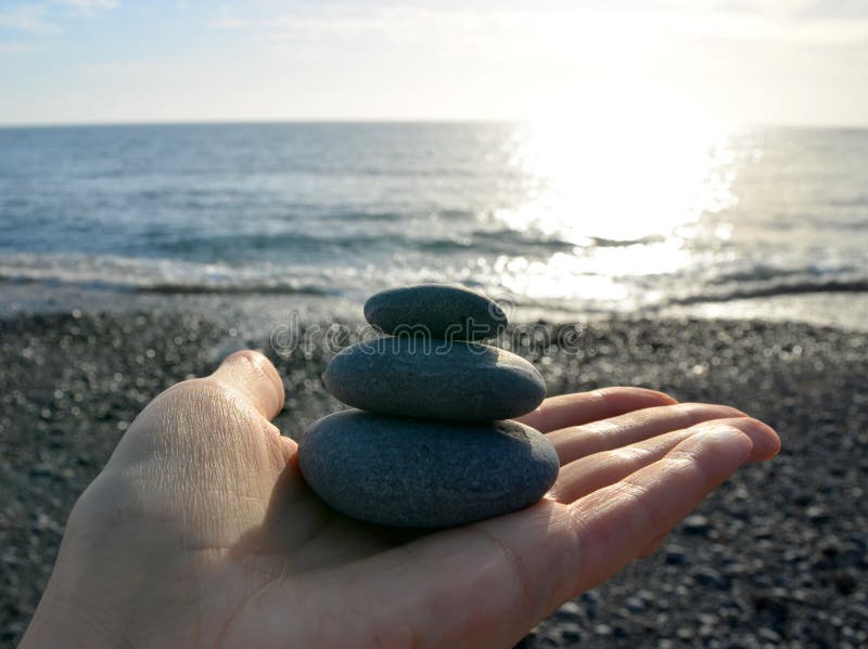 Steine In Der Hand Des Kleinen Jungen, Der Auf Dem Strand Sitzt ...