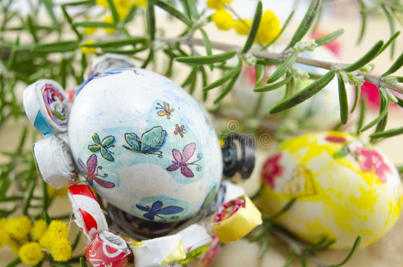 Geschilderd Paasei Op Roze Roze Bloemblaadjes Stock Foto - Afbeelding ...