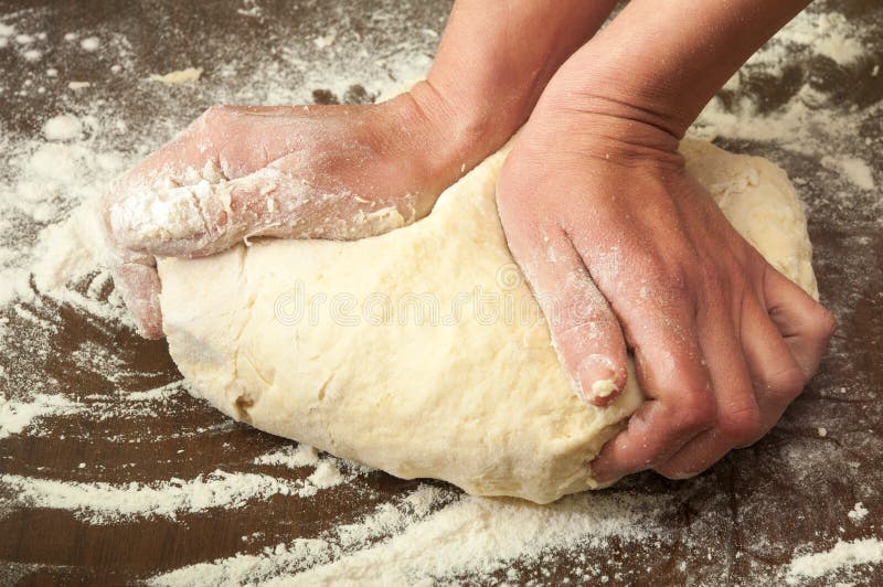 Hand Kneten Teig Auf Dem Holztisch Stockfoto - Bild von küche, vorstand ...