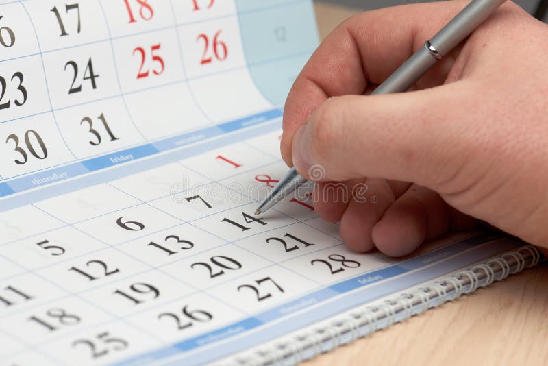 Hand Markiert Datum Im Kalender Stockbild - Bild von monat, monats ...