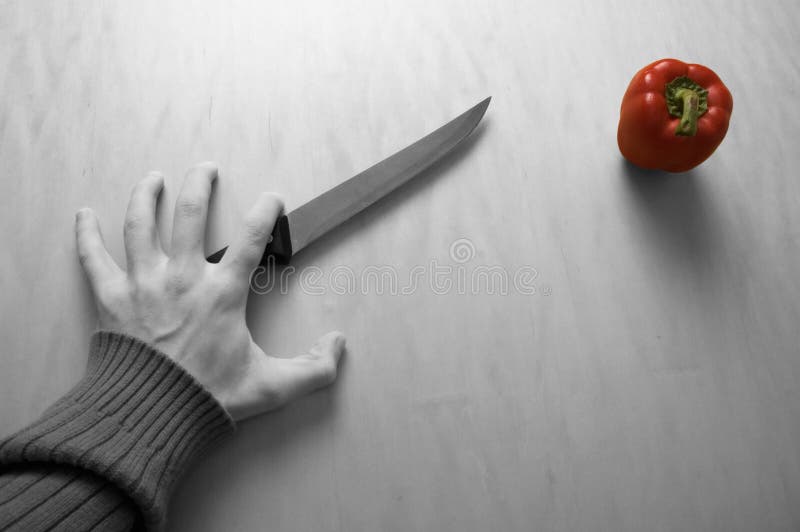 Hand, Mes en Rode Paprika stock afbeelding. Image of geweld - 567129