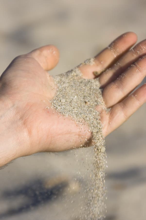 Handen strooien zand stock afbeelding. Image of persoon - 2868463