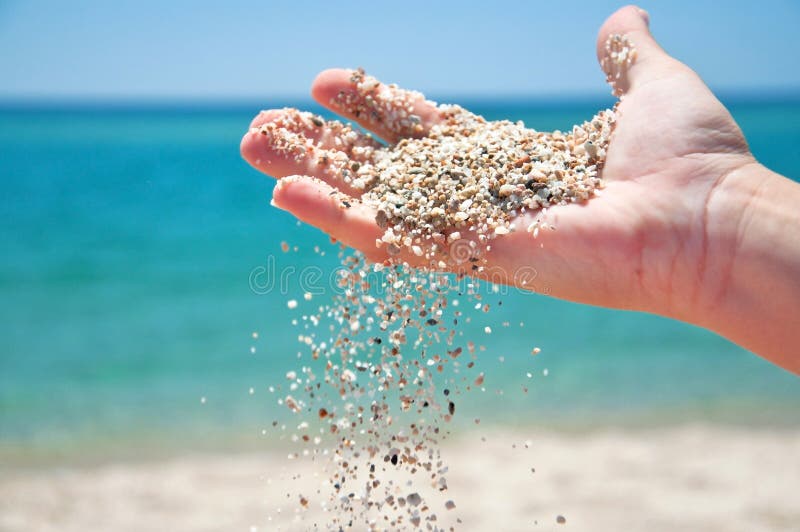 Hand met zand stock foto. Image of strand, vingers, golven - 25778498