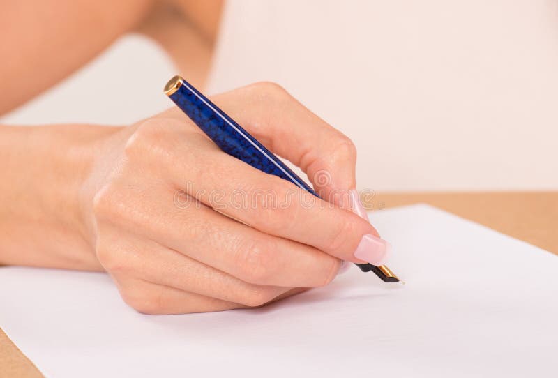 Hand mit founatin Stift stockbild. Bild von steuerung - 31944885