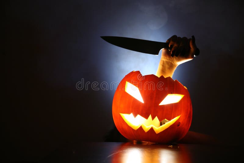 Hand Mit Messer in Der Jack-O-Laterne Stockfoto - Bild von glühen ...
