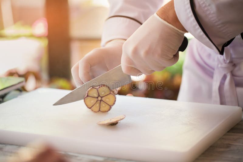 Hand Mit Messer Schneidet Fleisch Stockfoto - Bild von bestandteil ...