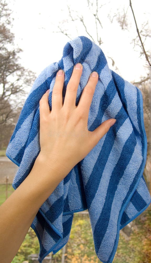 Hand mit sauberem dishrag stockbild. Bild von radiergummi - 12520437