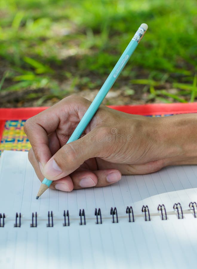 Hand Schreibt Einen Stift in Ein Notizbuch Stockbild - Bild von kreativ ...