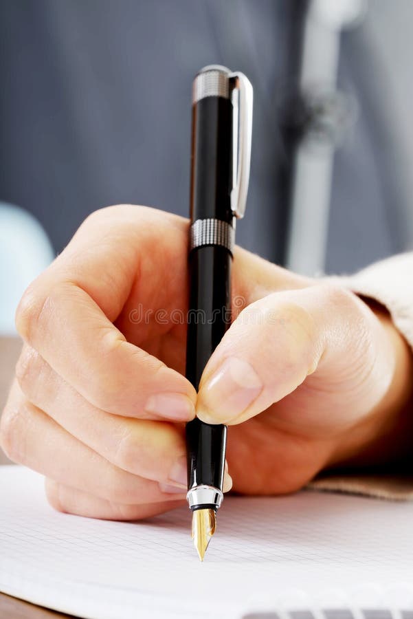 Hand Schreibt Mit Einem Stift in Ein Notizbuch Stockbild - Bild von ...
