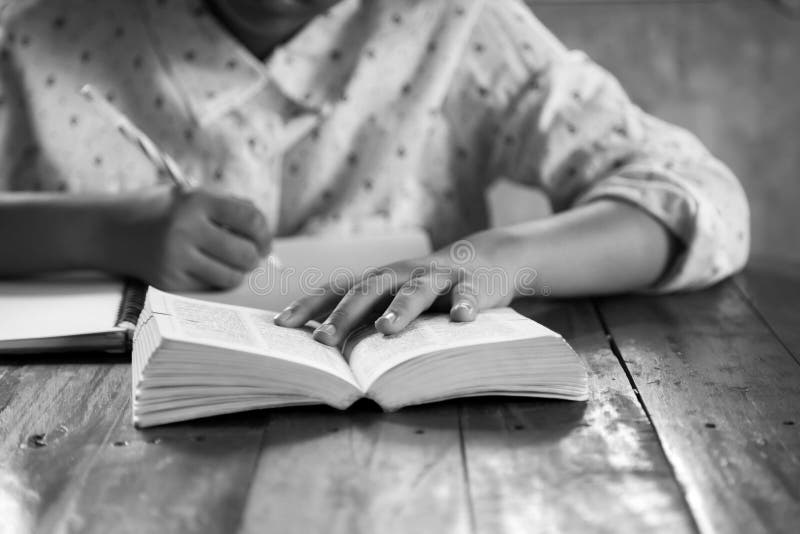 Hand Mit Stift Bild. Bild: 5349890