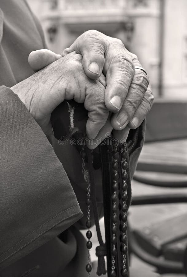 Hand Van De Oude Mens Door Gebed Stock Foto - Image of leeftijd, gebed ...
