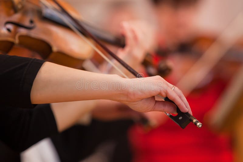 Violist Die Een Viool Stemmen Stock Foto - Image of kunstenaar ...