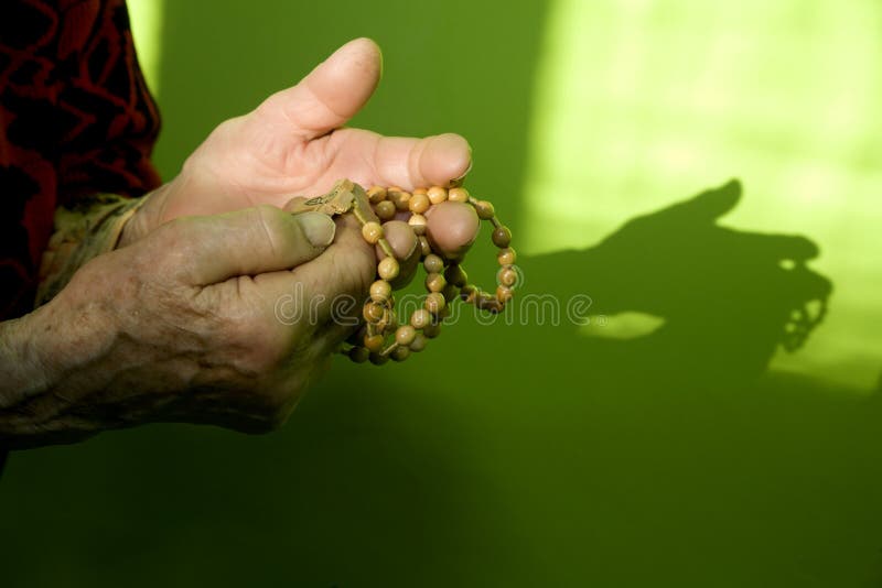 Hand Van Een Oude Vrouw Tijdens Het Gebed Stock Foto - Image of ...