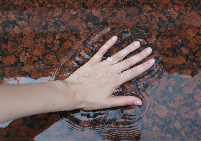 Hand in Water Slap Op Het Water En Druppels Stock Foto - Image of ...