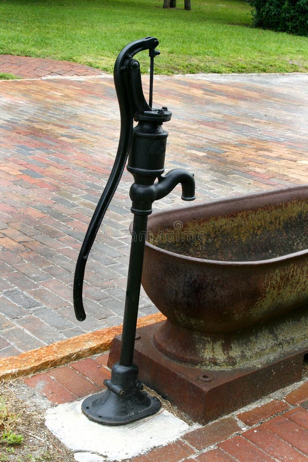 Handpomp Voor Een Het Drinken Gebotteld Water Stock Afbeelding ...