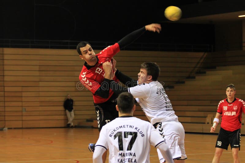 Handball Foul redaktionelles foto. Bild von halle, kerbe - 29506276