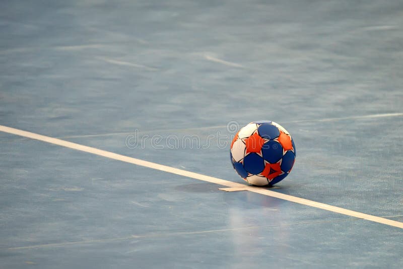 Handball der Ball im Ziel stockbild. Bild von aktiv - 105253167