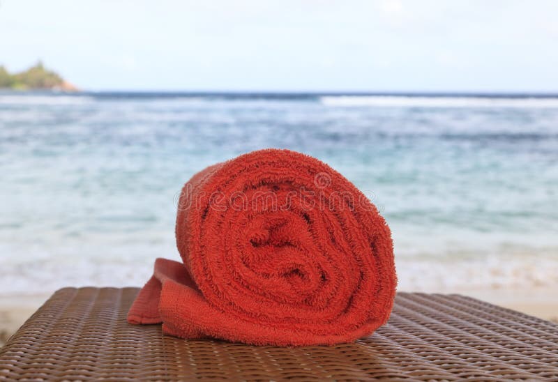 Opgerolde Blauwe Strandhanddoek Stock Foto - Afbeelding bestaande uit ...