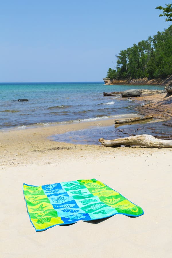 Handdoek op strand stock afbeelding. Image of rotsachtig - 32278159
