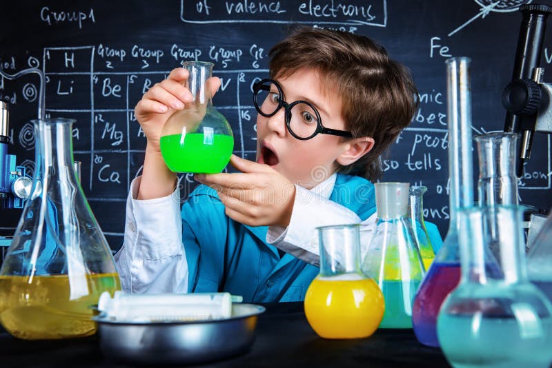 Chemische Experimente Im Labor Stockfoto - Bild von tafel, medizin ...