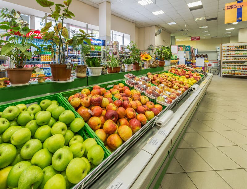Lebensmittel-Abteilung Im Supermarkt Redaktionelles Foto - Bild von ...