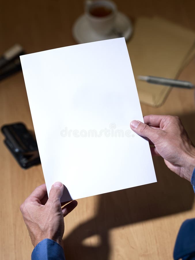 Handen Die Brief Met Exemplaarruimte Houden Stock Afbeelding - Image of ...