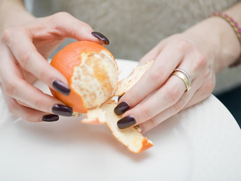 Handen Die Mandarijn Pellen Stock Afbeelding - Image of wijfje ...