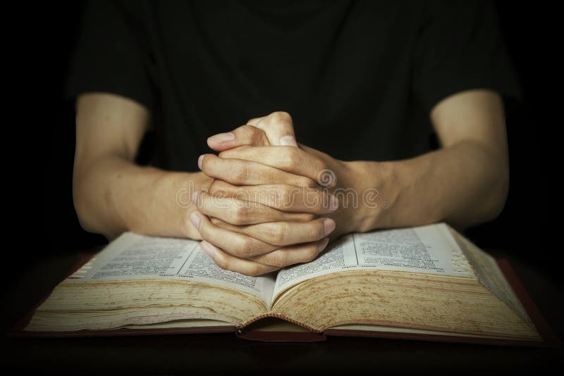 Handen Die Op Bijbel Bidden Stock Afbeelding - Image of evangelie ...