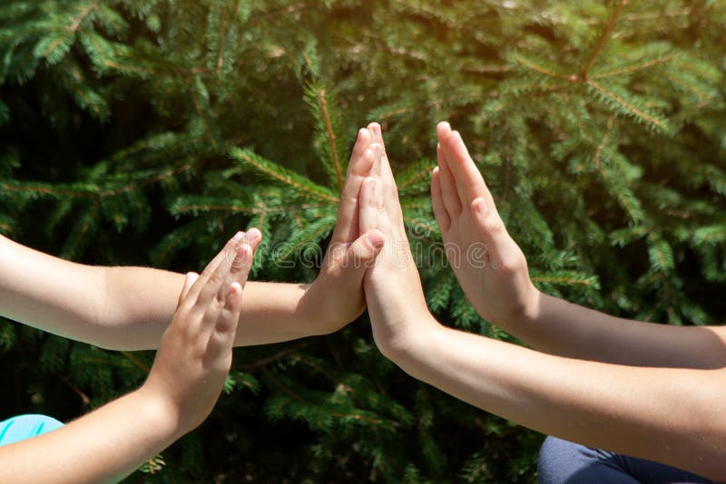 Handen Die Van De Kinderen De Jonge Generatie Samen Spelen Stock ...