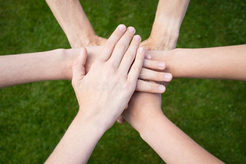 Vele Handen Samen: Groep Die Mensen Bij Handen Aansluit Zich Stock Foto ...