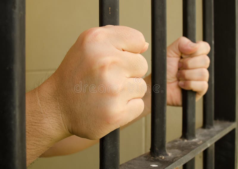 Man in Gevangenis Met Geboeide Handen Op De Rug, Stalen Kooi Met ...