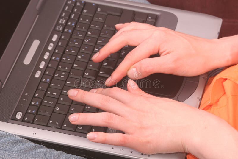 Handen Op Toetsenbord Van Computer Stock Afbeelding - Image of laptop ...