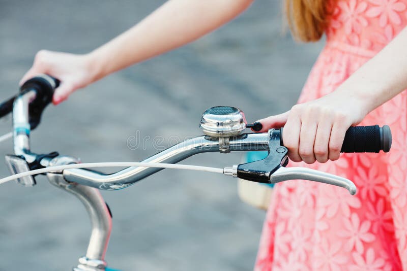 Vrouwenhanden Op Een Close-up Van Het Fietsstuur Stock Foto ...