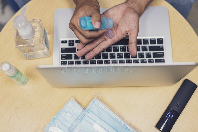 Handen Sluiten Met Antiseptische Gel Gel Gel Voor Het Desinfecteren Van
