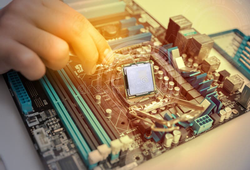 Handen Van De Delen Van Een Technicus Het Assembleren Computerhardware ...