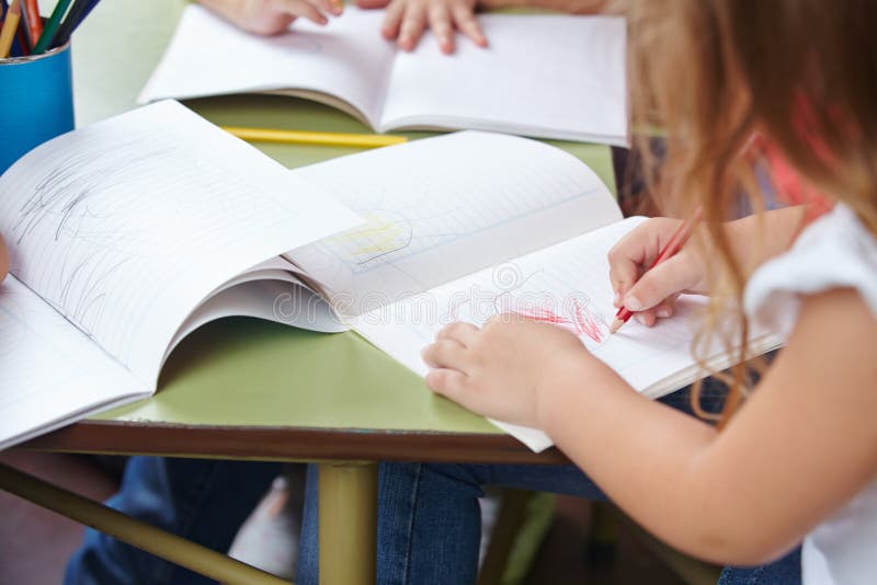 Handen Van Kinderen Het Trekken Stock Foto - Image of glimlach, weinig ...