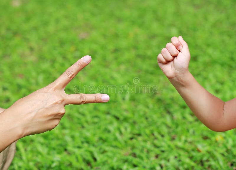 Handen Van Moeder En Dochter, Schaar En Rots - Handen Op Groene ... Handen Van Moeder En Dochter, Schaar En Rots - Handen Op Groene ...