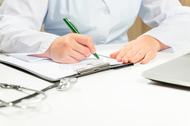 Handenclose-up De Arts Schrijft Diagnose Stock Afbeelding - Image of ...