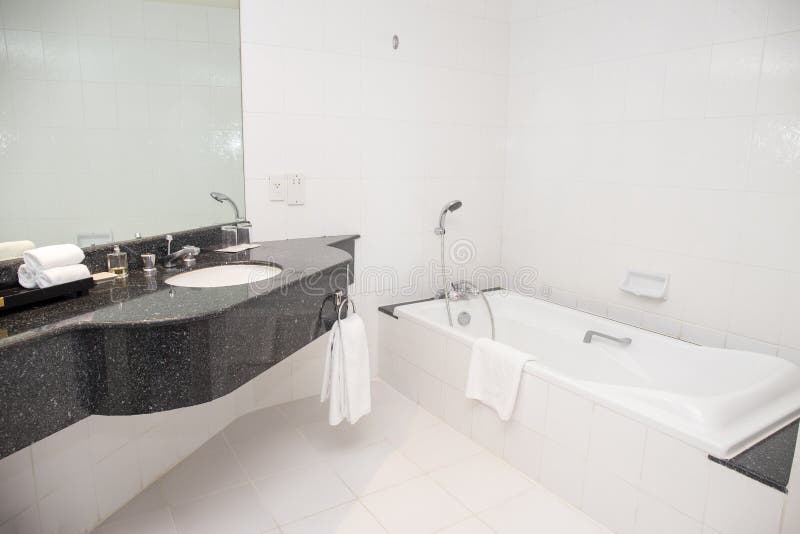 Handfat Och Badkar Med Duschen I Rent Vitt Badrum Fotografering för ...