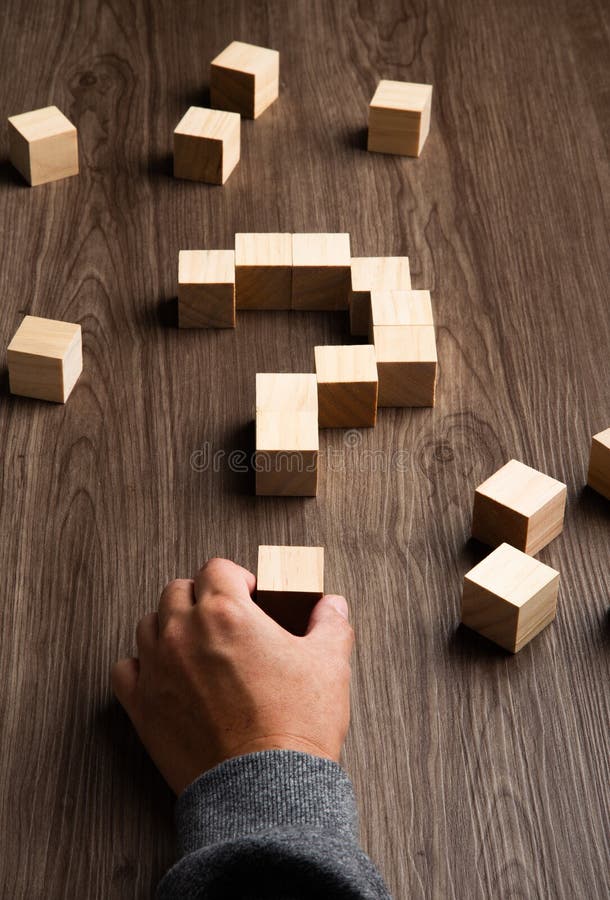Handformzeichen. Fragezeichen Auf Holztisch Stockbild - Bild von ...