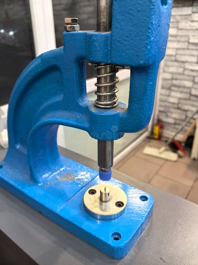 Handheld Tool Creates Precise Shapes and Patterns in a Workshop Setting ...