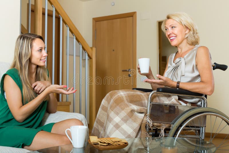 Handikappad rullstolkvinna fotografering för bildbyråer. Bild av ...