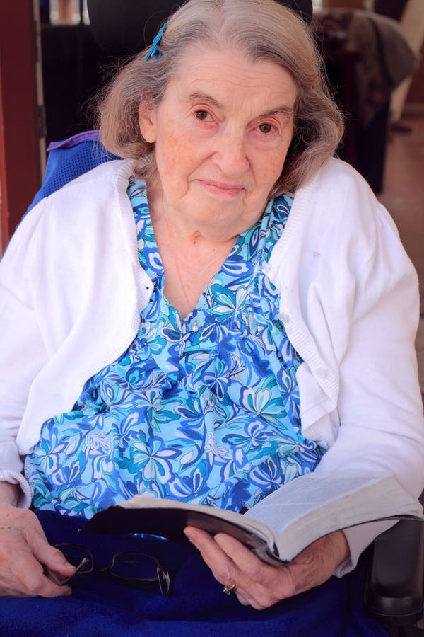 Handikappad Kvinna Som Rymmer En Bibel Arkivfoto - Bild av igen, demens ...