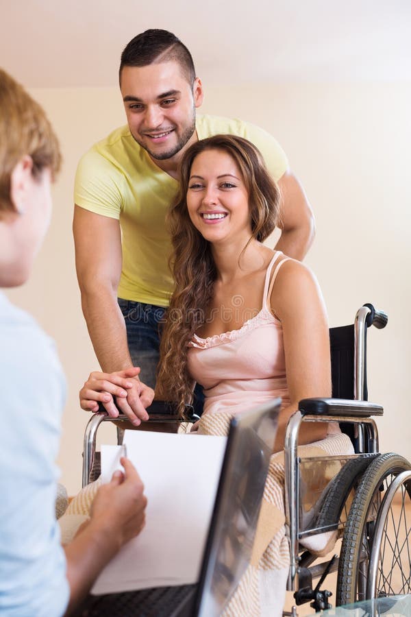 Handikappad rullstolkvinna fotografering för bildbyråer. Bild av ...