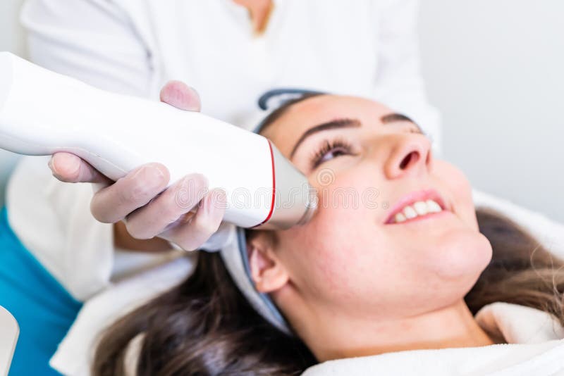 Traitement De Beauté Utilisant Le Dispositif Microneedling Avec La
