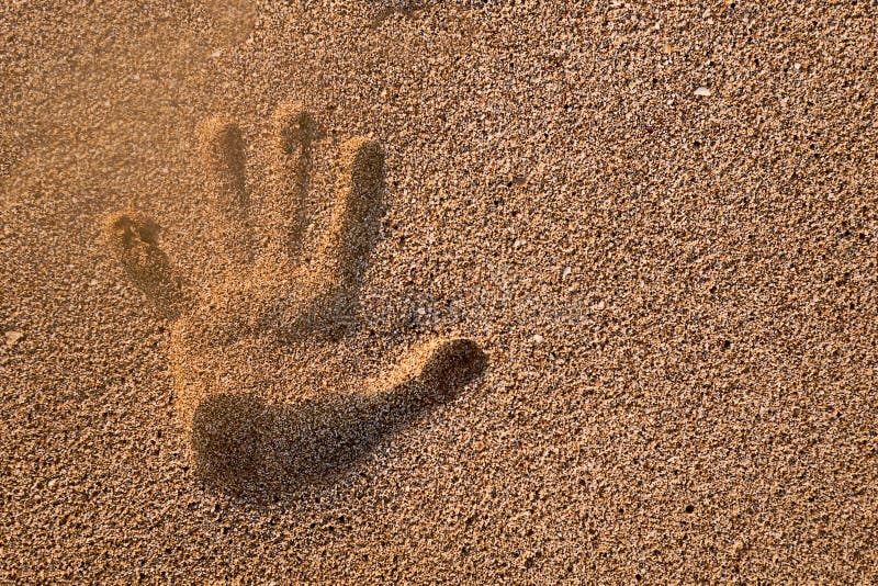Handprint dans le sable photo stock. Image du normal - 95004512